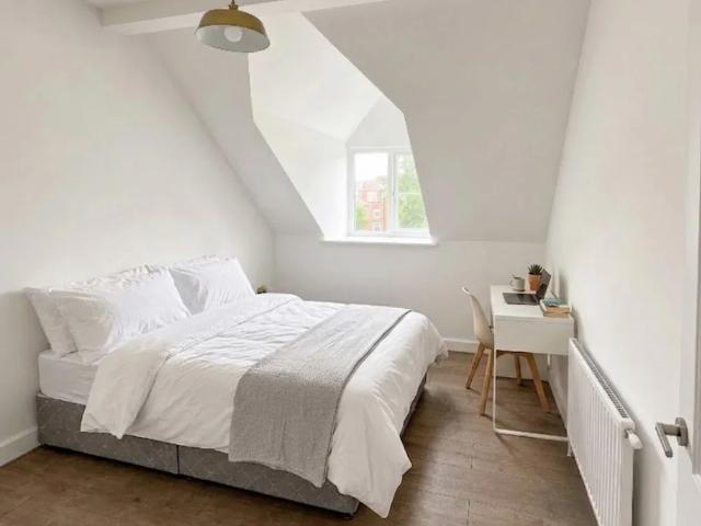 Room at Canfield Place, Greater London