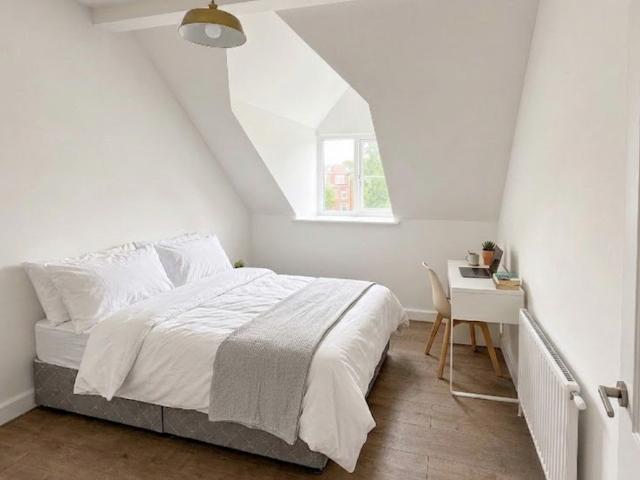 Room at Canfield Place, Greater London