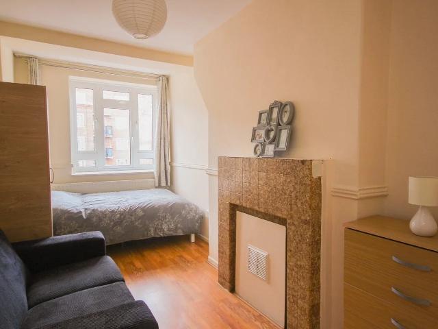 Room at Pinchin Street, Greater London