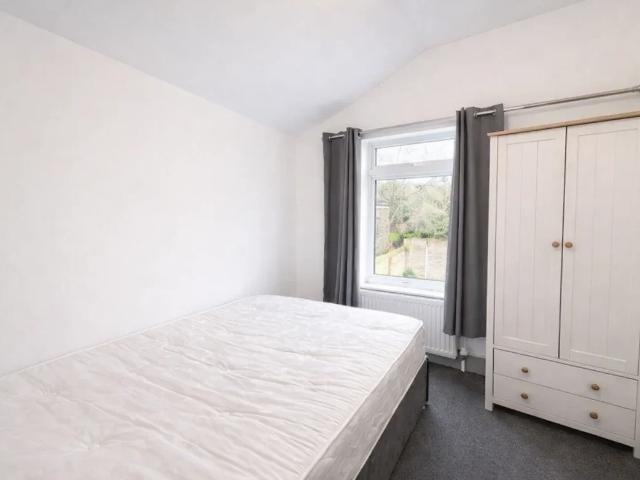 Room at Castle Avenue, Rochester