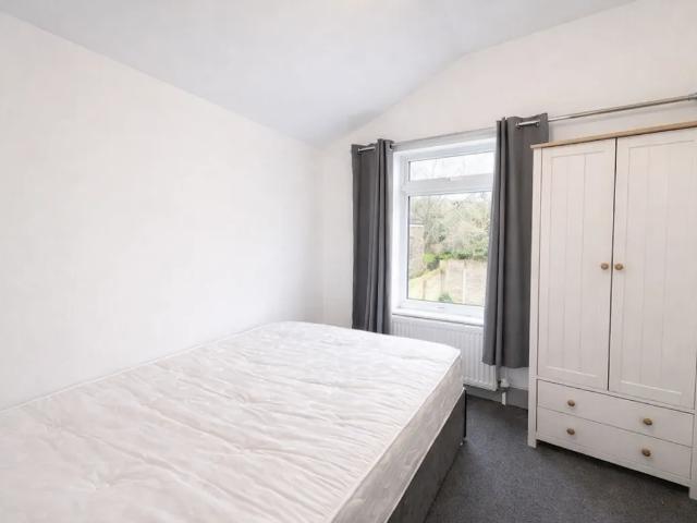 Room at Castle Avenue, Rochester