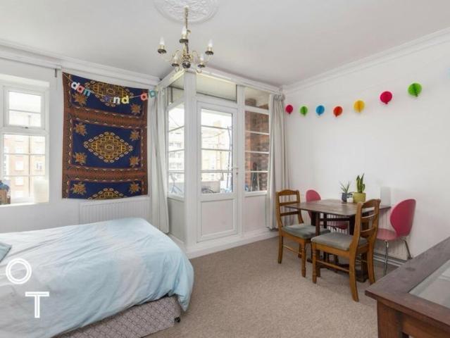 Room at Castle Place, Greater London
