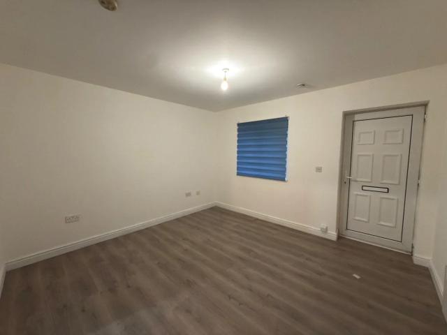 Room at Castle Street, Luton