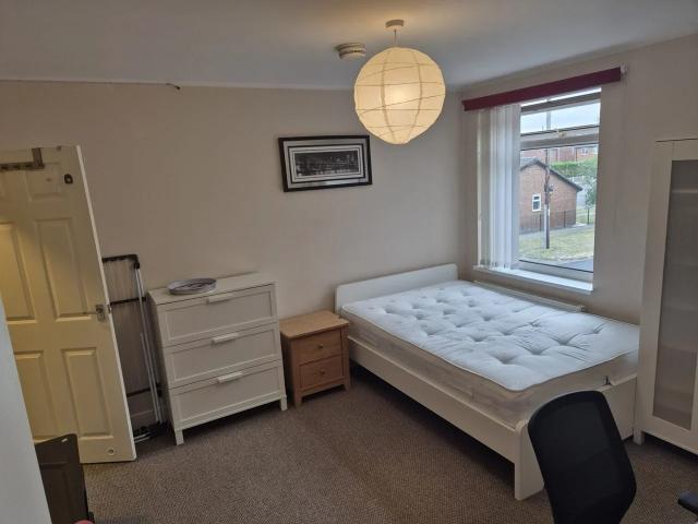 Room at Castleford Road, Wakefield