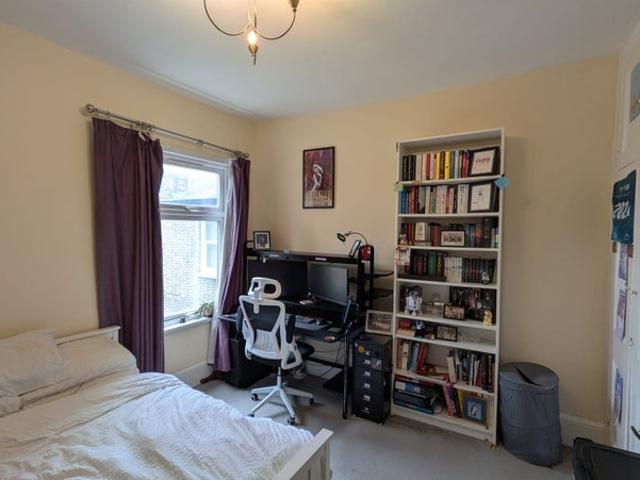 Room at Carnarvon Road, Greater London