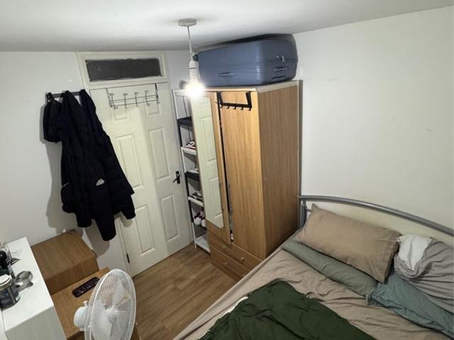 Room at Carnarvon Road, Greater London