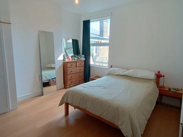 Room at Carnarvon Road, Greater London