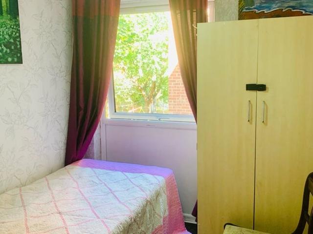 Room at Carnarvon Road, Greater London
