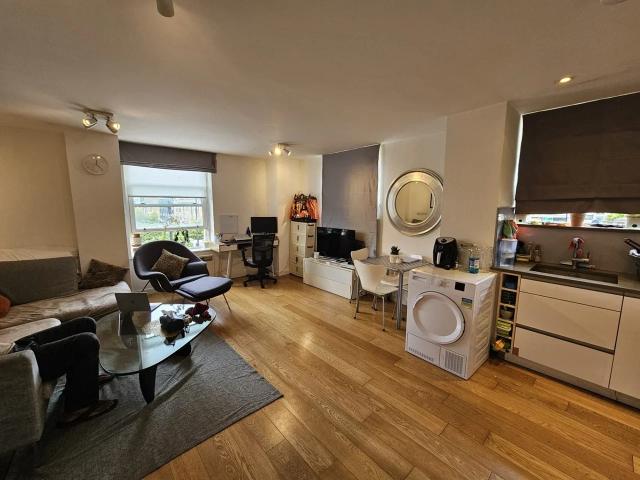 Room at Caroline Street, Greater London
