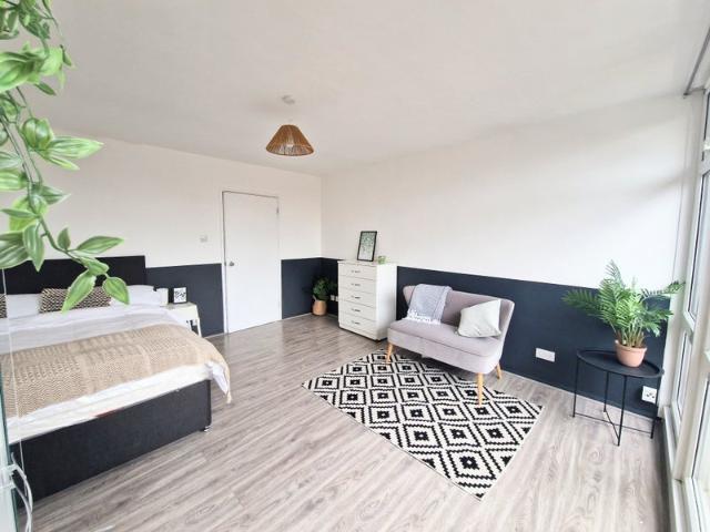 Room at Carey Gardens, Greater London