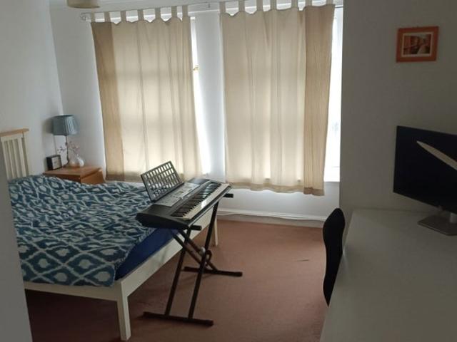 Room at Carfrae Street, Glasgow