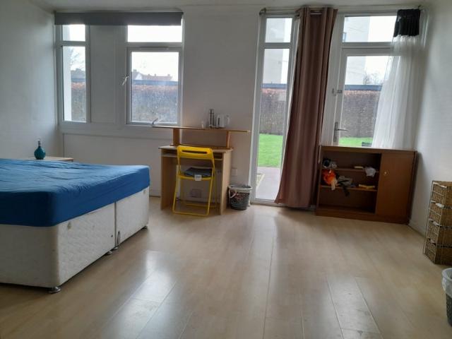 Room at Carlton Gardens, Leeds