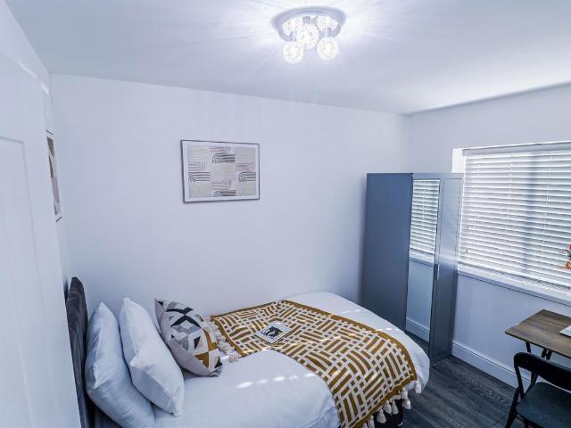 Room at Carlton Road, Boston