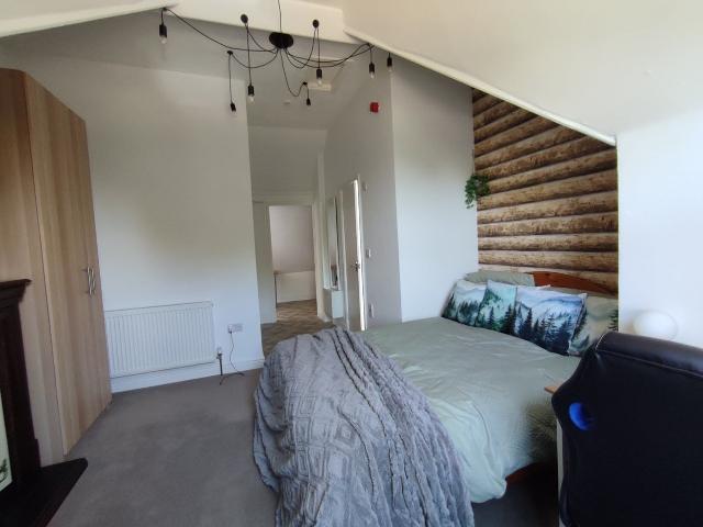Room at Carr View Avenue, Doncaster
