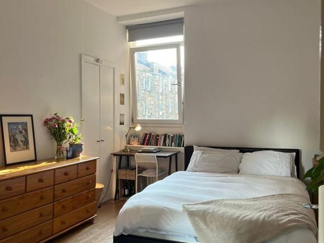 Room at Cathcart Road, Glasgow