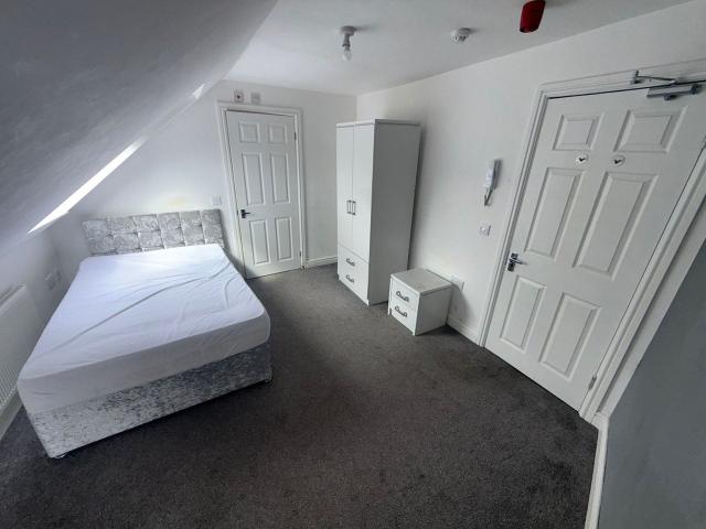 Room at Cave Street, Hull
