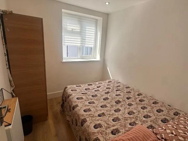Room at Cavendish Avenue, Greater London