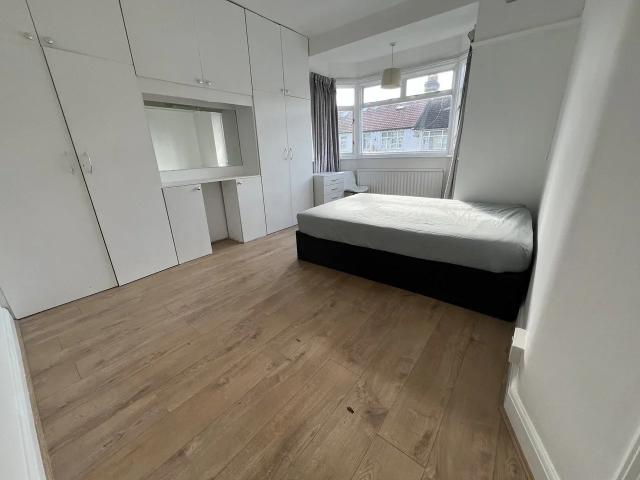 Room at Cavendish Avenue, Greater London