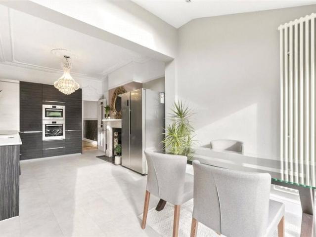 Room at Cavendish Road, Greater London