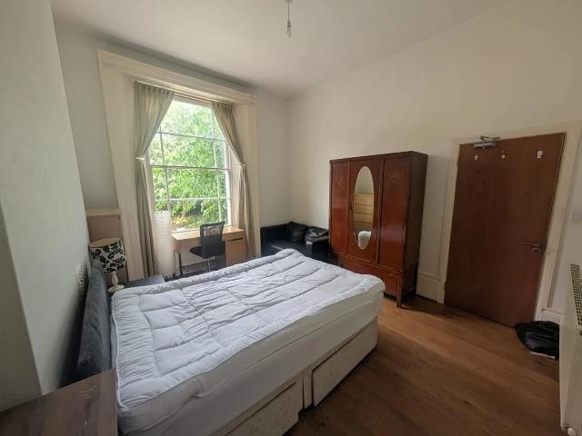 Room at Caversham Road, Greater London
