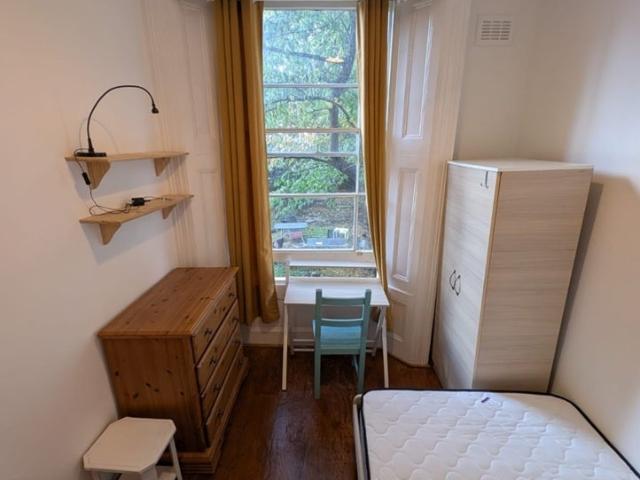 Room at Caversham Road, Greater London