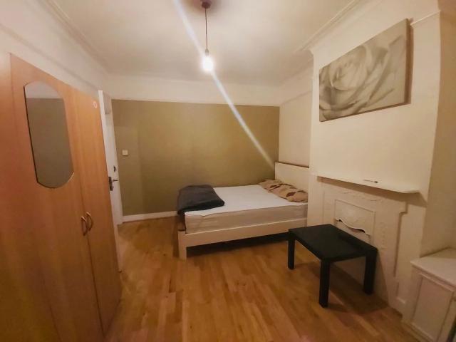 Room at Cecil Road, Greater London