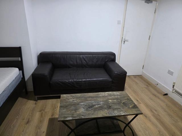 Room at Cedar Avenue, Greater London
