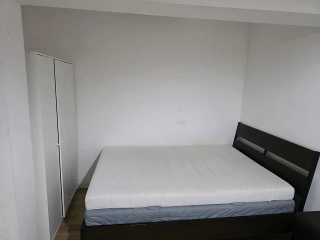 Room at Cedar Avenue, Greater London