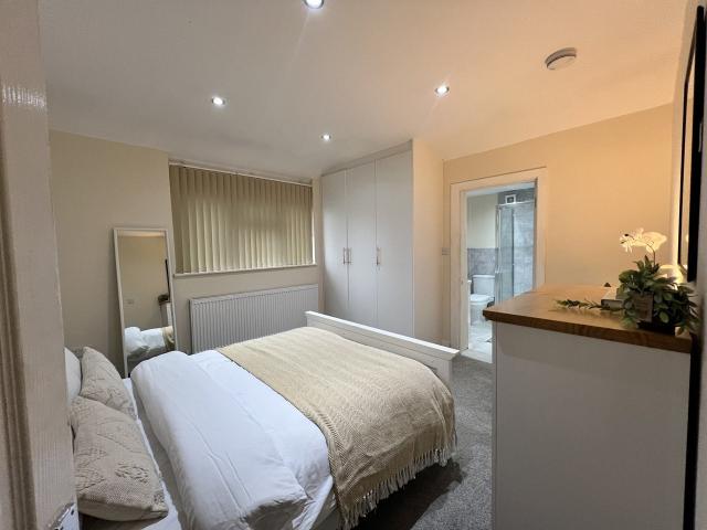 Room at Cedar Avenue, Greater London