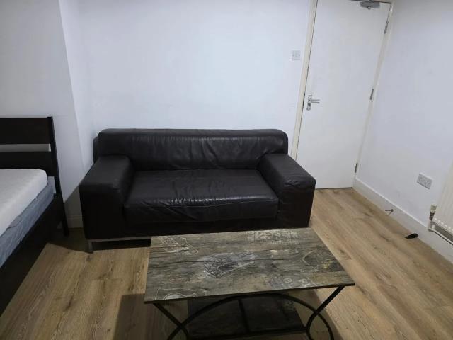 Room at Cedar Avenue, Greater London