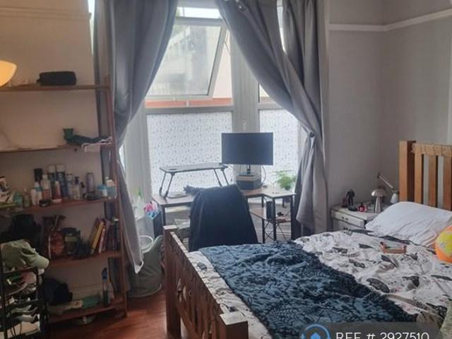 Room at Cemetery Road, Leeds