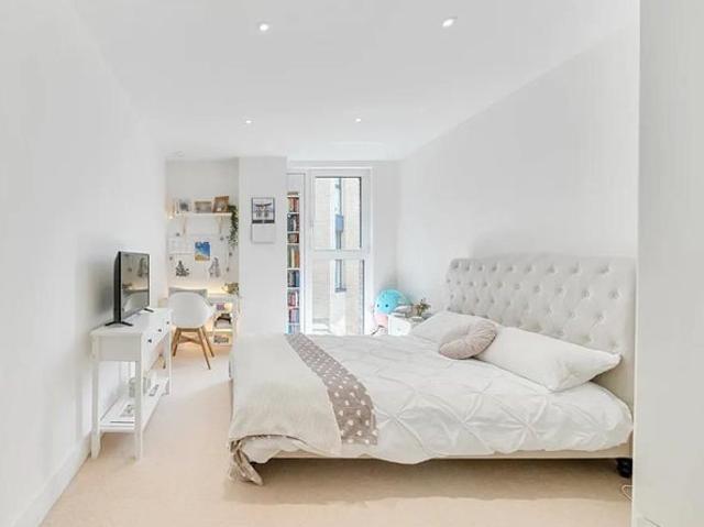 Room at Central Avenue, Greater London