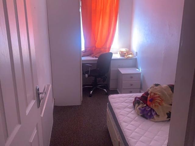 Room at Central Road, Leicester