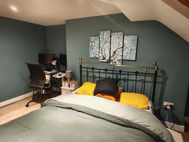 Room at Chapel Way, Reigate and Banstead