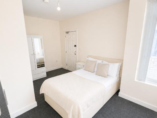 Room at Chatsworth Road, Luton