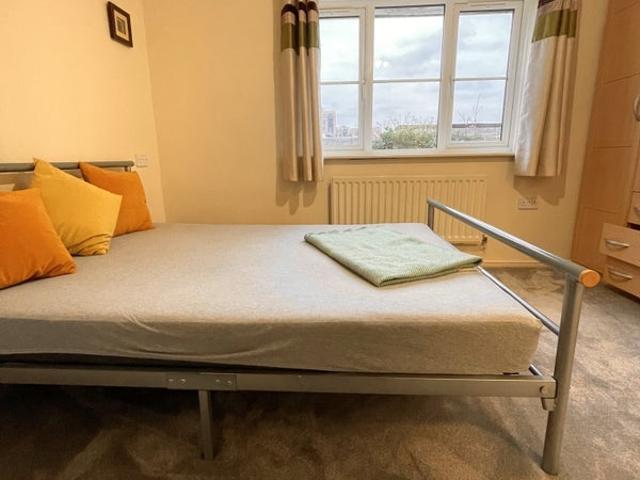 Room at Chaucer Way, Slough