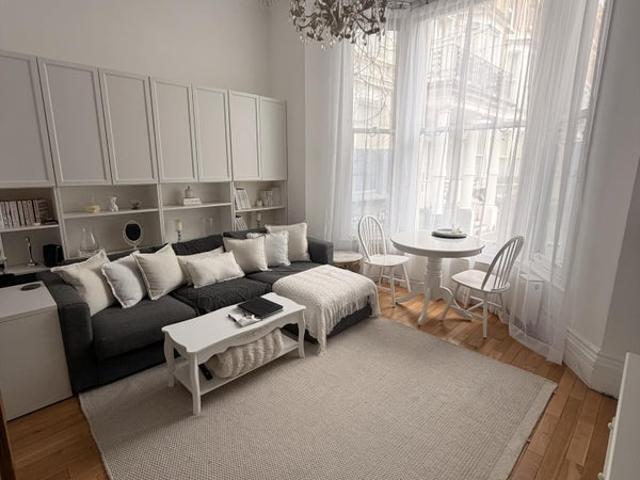 Room at Cheniston Gardens, Greater London