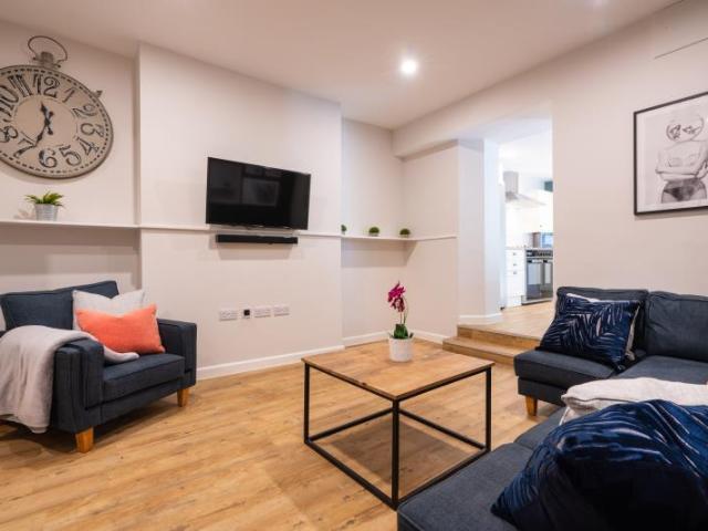 Room at Chedworth Street, Plymouth