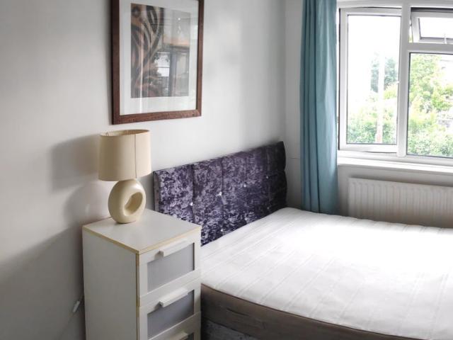 Room at Chelsfield Gardens, Greater London