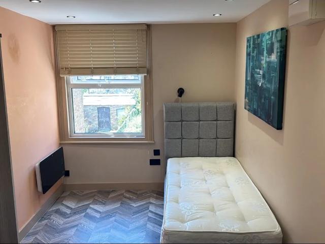 Room at Chester Road, Watford
