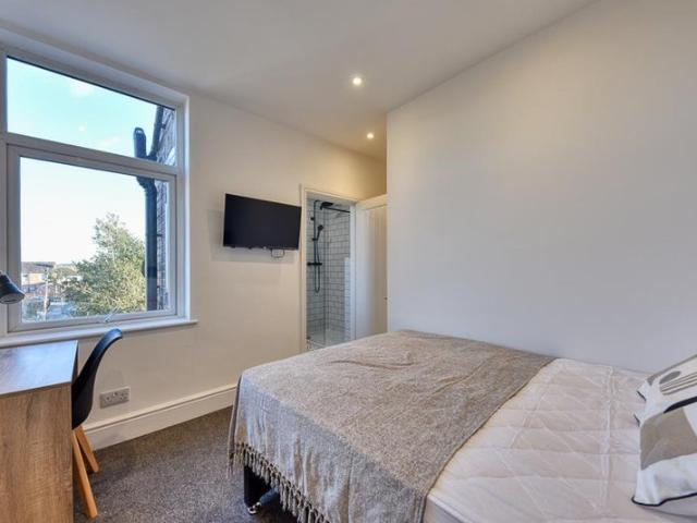 Room at Chestnut Grove, Nottingham