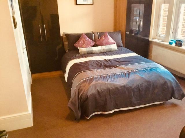 Room at Chigwell Road, Greater London