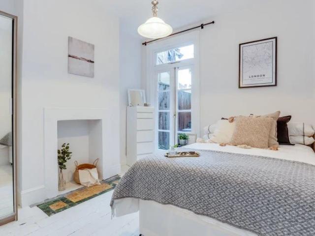 Room at Chiswick High Road, Greater London