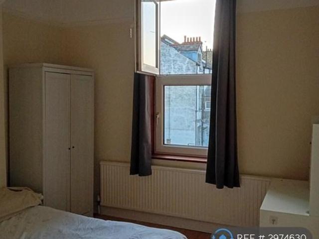Room at Chiswick High Road, Greater London