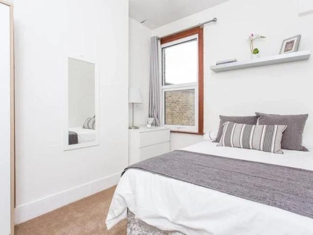 Room at Chiswick High Road, Greater London