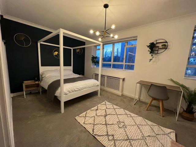 Room at Churchill Gardens Road, City of Westminster