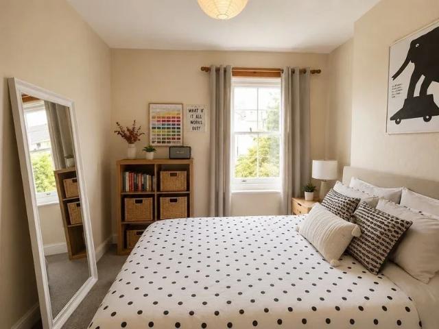 Room at Clapham High Street, Greater London