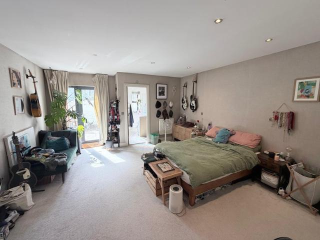 Room at Clare Lane, Greater London