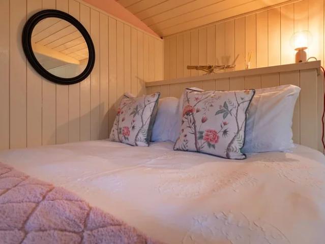Room at Clarendon Road, Farthinghoe