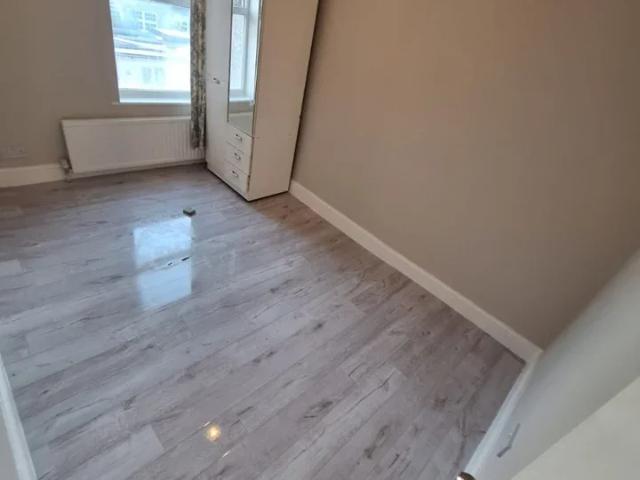 Room at Claude Road, Greater London